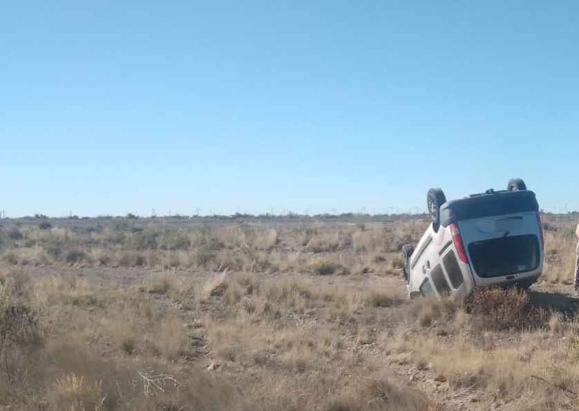 Volcó al querer sobrepasar dos autos en la Ruta 25