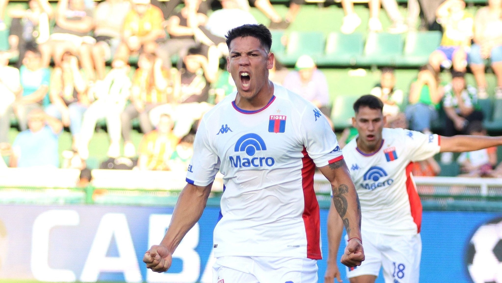 Con un polémico penal, Tigre derrotó a Banfield que terminó con uno menos