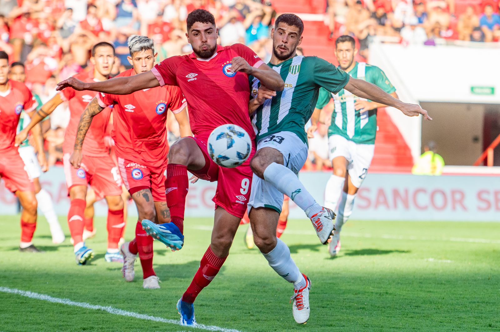 Gran triunfo de Argentinos sobre Banfield para llegar a la cima