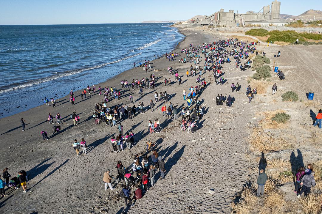 Centenares de niños recolectaron residuos en la playa de Kilómetro 8