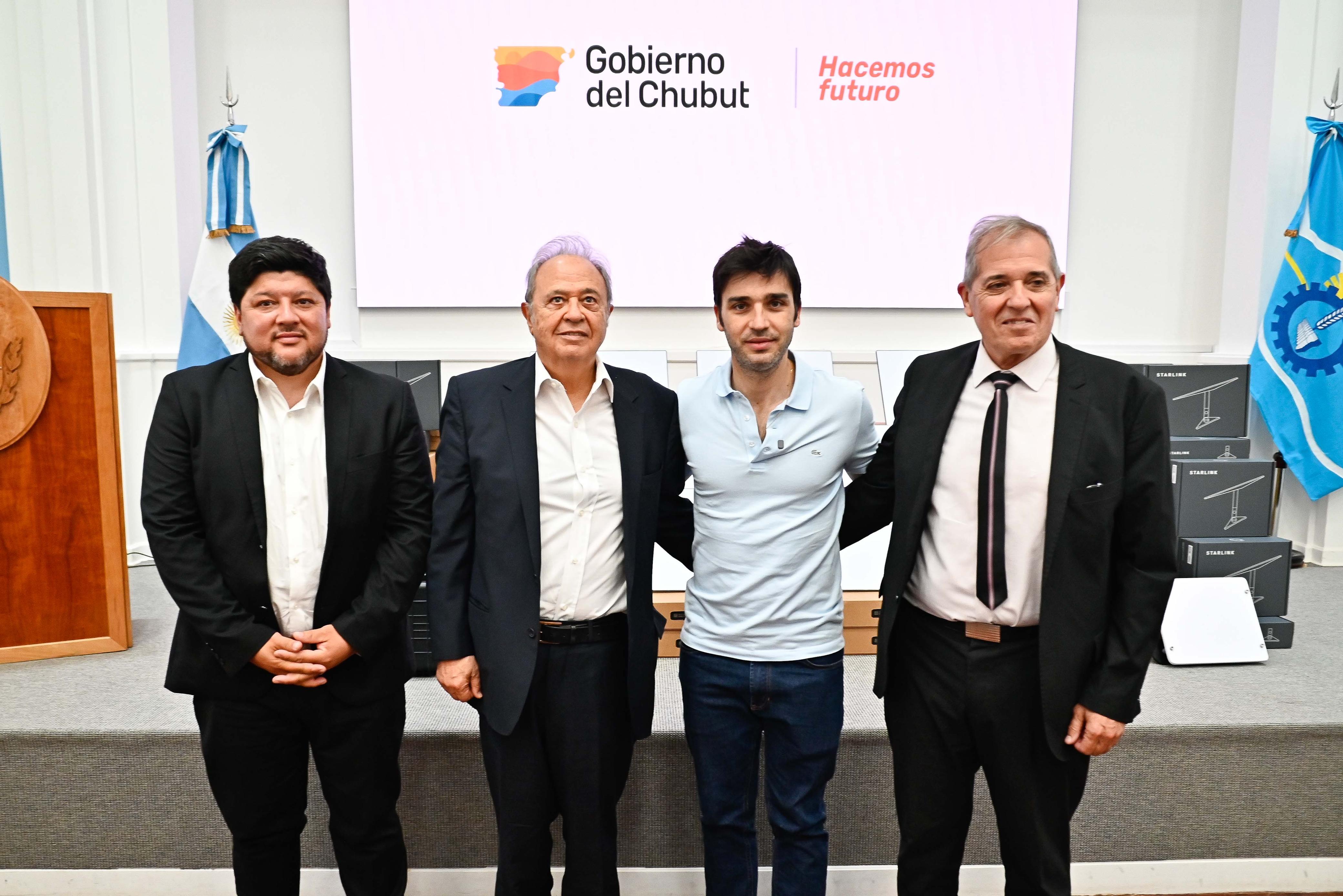 Torres presentó la incorporación de 120 antenas satelitales